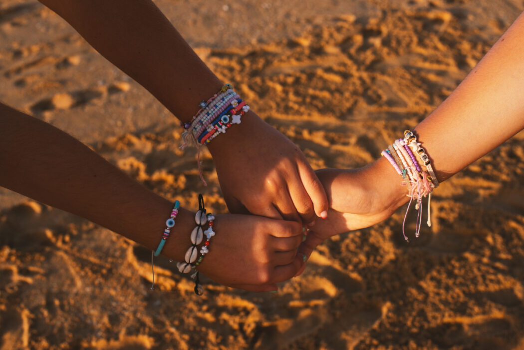 Bracelets d'amitié colorés en perles unissent les Swifties