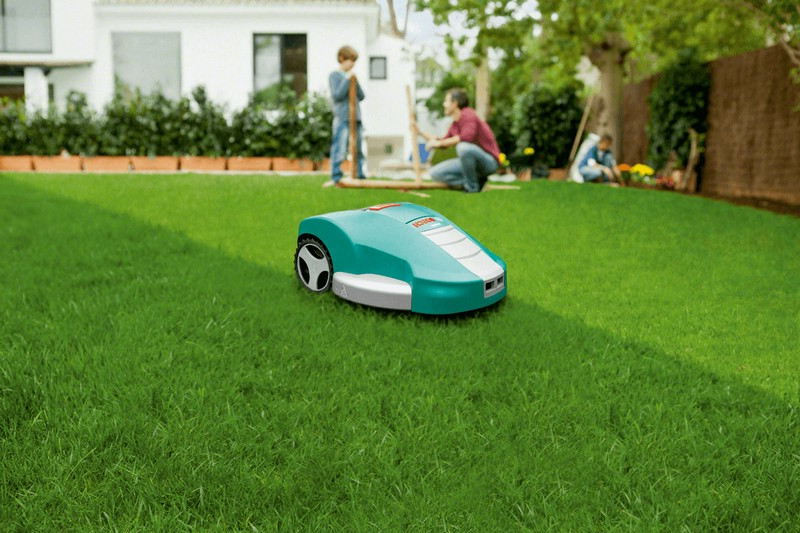 Tondeuse robot connectée : comment choisir un robot tondeuse